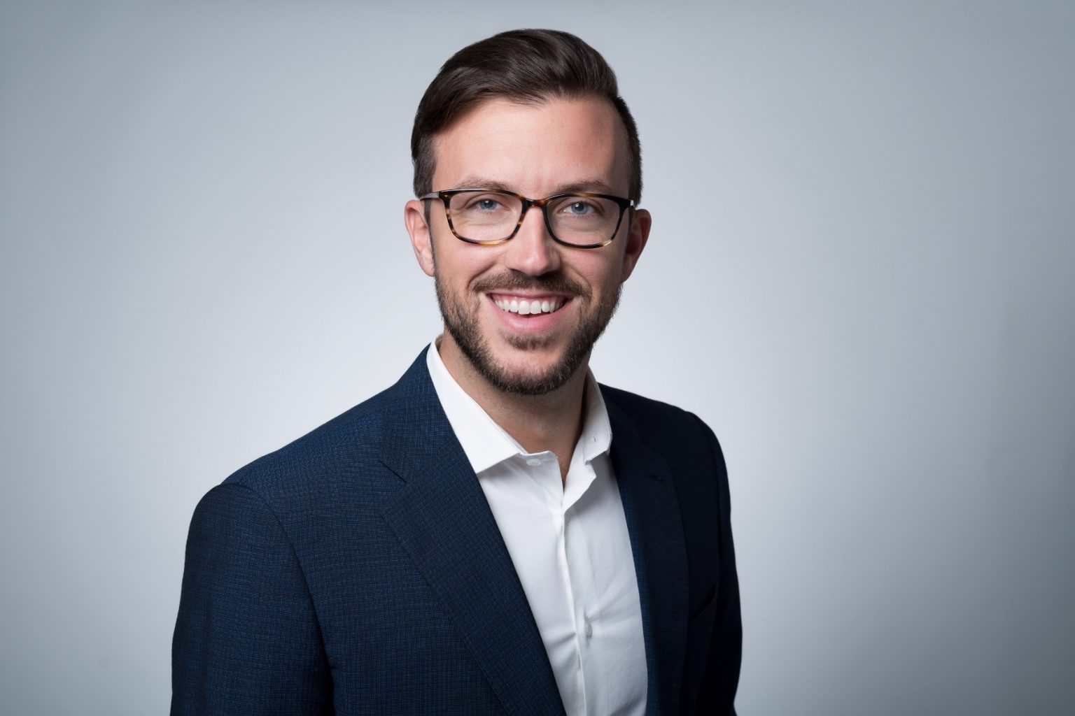 How to Pose for Professional Headshots (Updated 2023) | HeadShots Inc